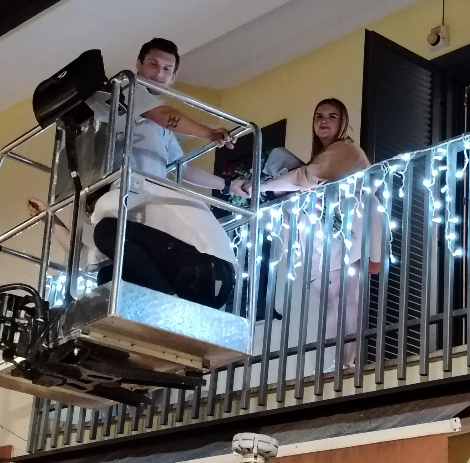 Castel del Lago, richiesta di matrimonio aul cestello di un autocarro ...