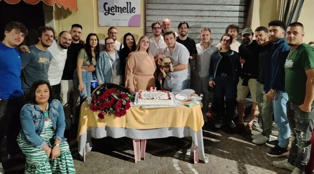 Castel del Lago, richiesta di matrimonio aul cestello di un autocarro ...