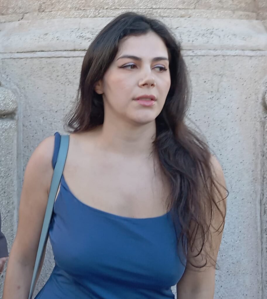 Valentina Nappi ad Avellino per la raccolta firme contro la “tassa ...